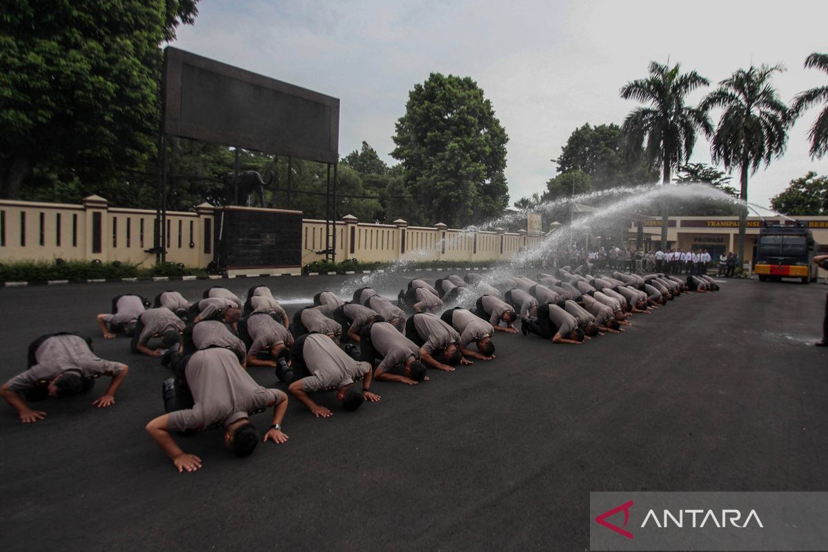 Uniknya acara kenaikan pangkat di Polres Bogor - ANTARA News