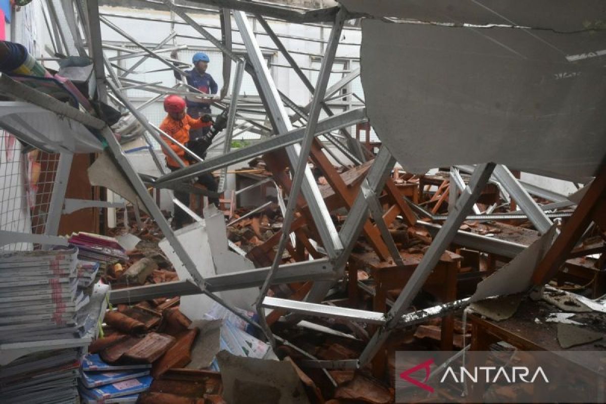 Atap SDN Polisi 1 Kota Bogor ambruk diterjang hujan deras - ANTARA News