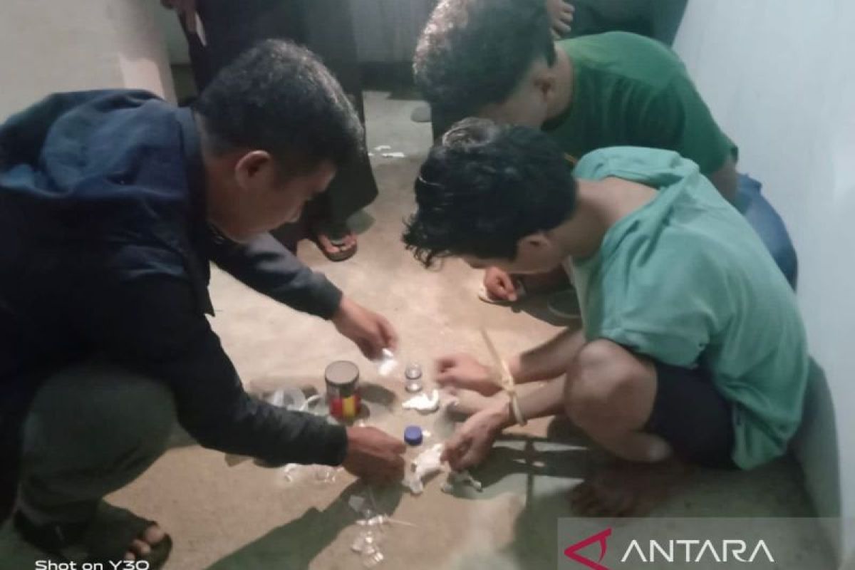 Polres Agam tangkap pengedar narkotika di rumah kontrakannya - ANTARA Sumatera Barat