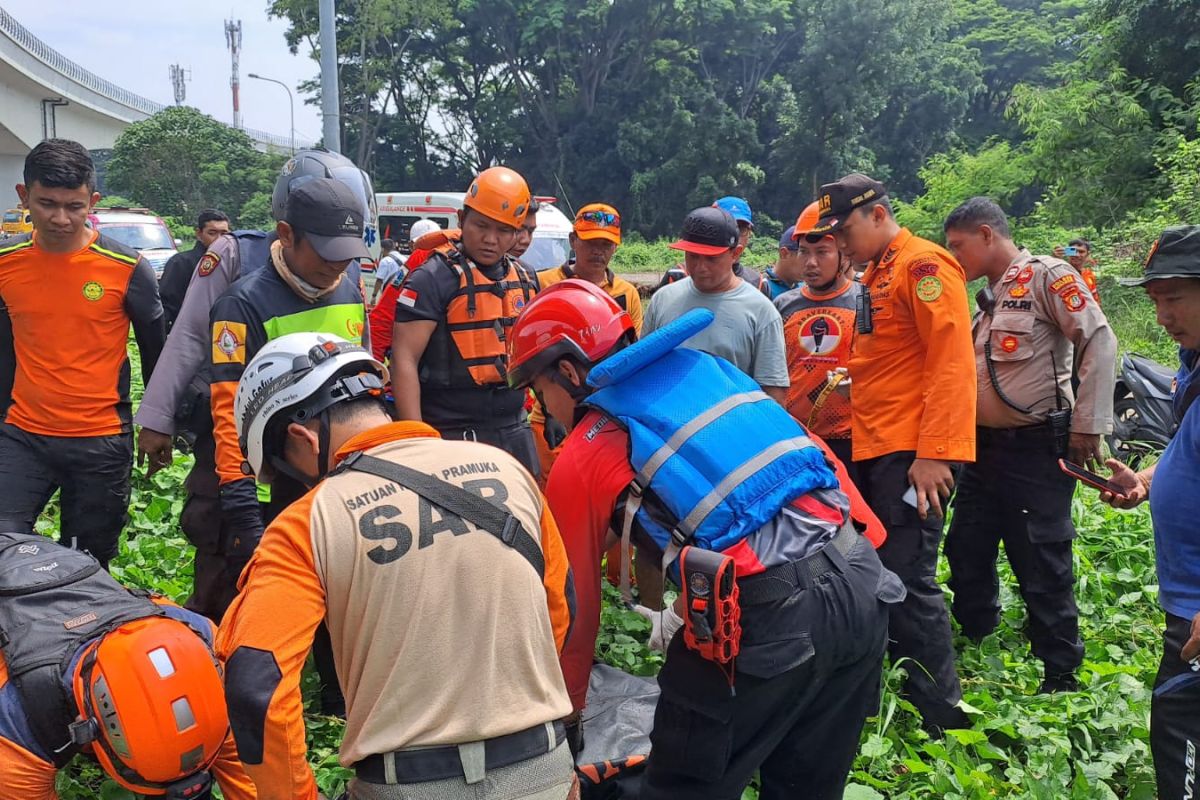 Tim Sar Gabungan Menemukan Jasad Yang Tenggelam Di Kali Cipinang