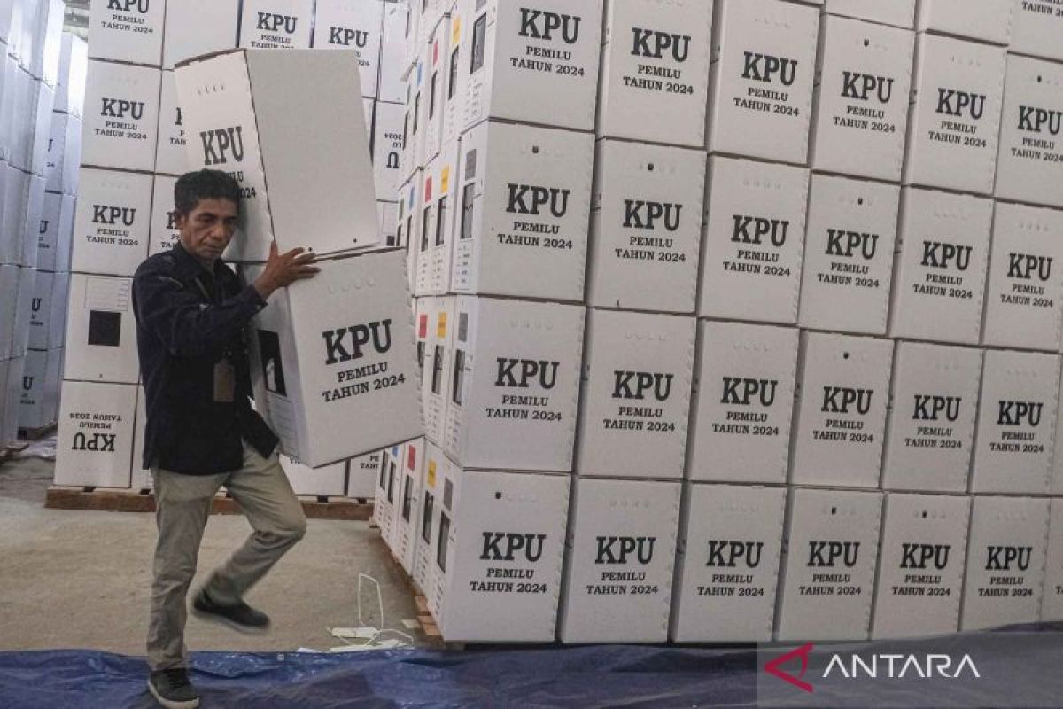 Perakitan kotak suara Pemilu 2024 di Kendari - ANTARA News