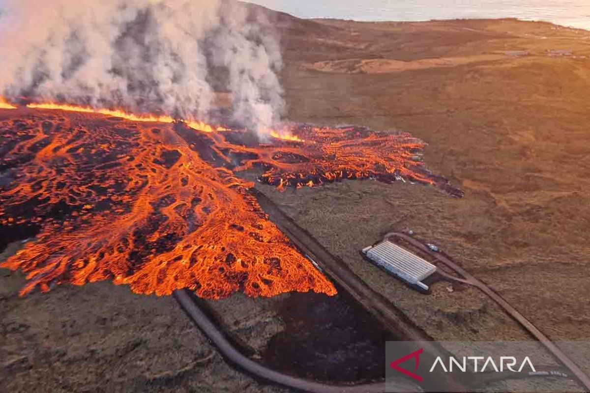 Lava gunung berapi di Islandia mengalir ke kota dan membakar rumah ...