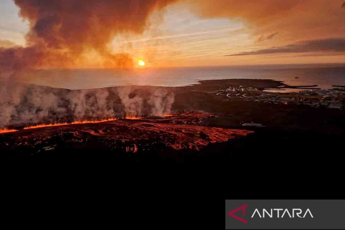 Lava gunung berapi di Islandia mengalir ke kota dan membakar rumah ...