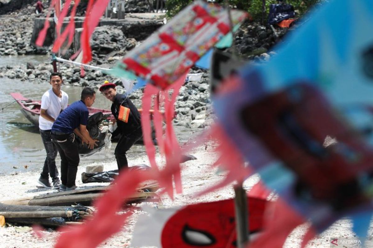Aksi bersih sampah di Pantai Kenjeran - ANTARA News