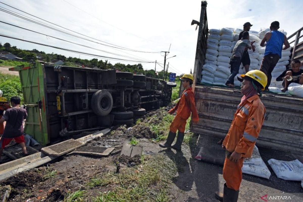 Truk pengangkut biji plastik terguling di Serang - ANTARA News
