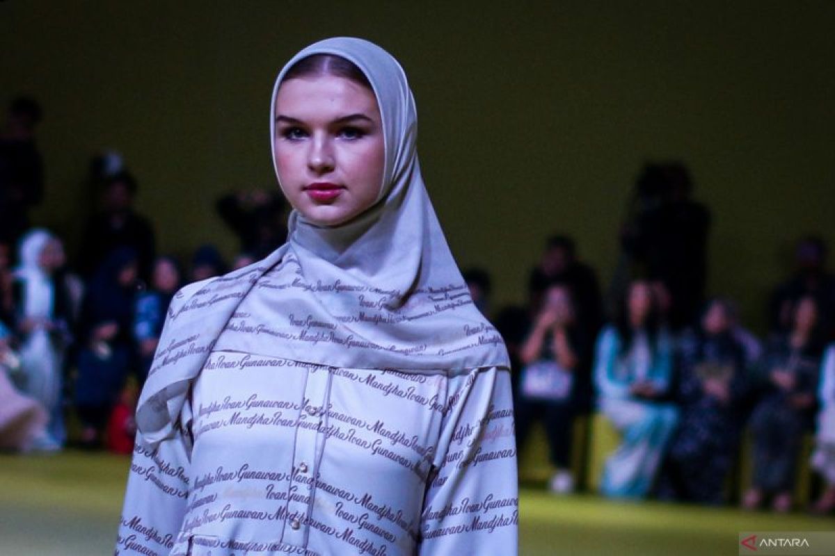 Peragaan busana karya Ivan Gunawan - ANTARA News