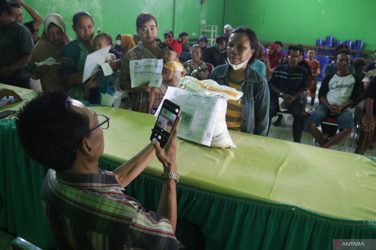 Penyaluran bantuan pangan beras - ANTARA News Jawa Timur Penyaluran bantuan pangan beras - ANTARA News Jawa Timur