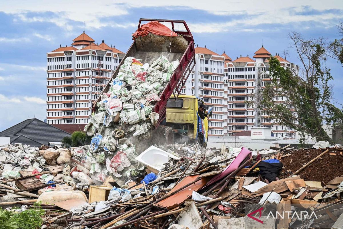 Sampah puing bangunan di Jakarta - ANTARA News