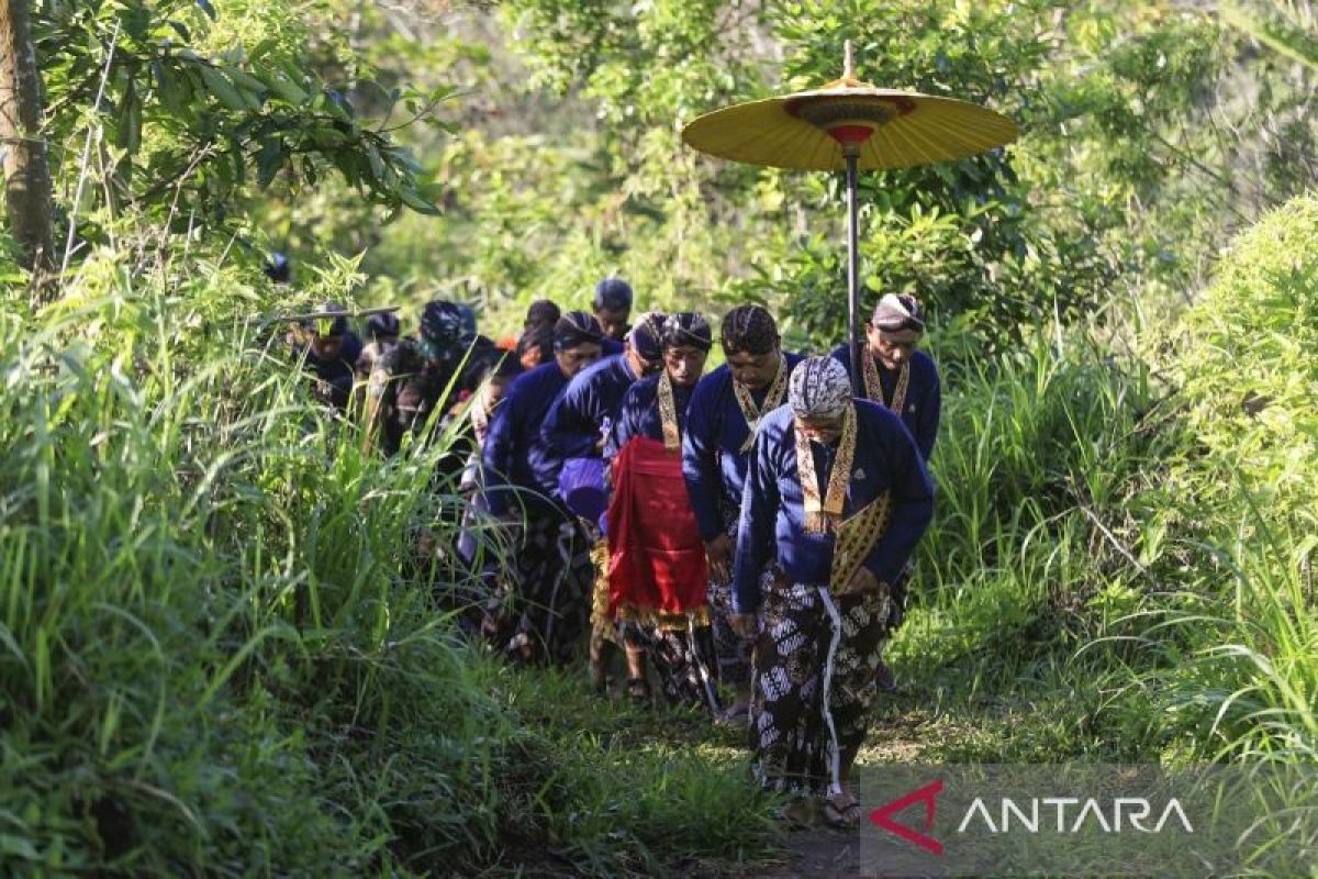Keraton Yogyakarta gelar upacara Labuhan Merapi peringati bertahtanya ...