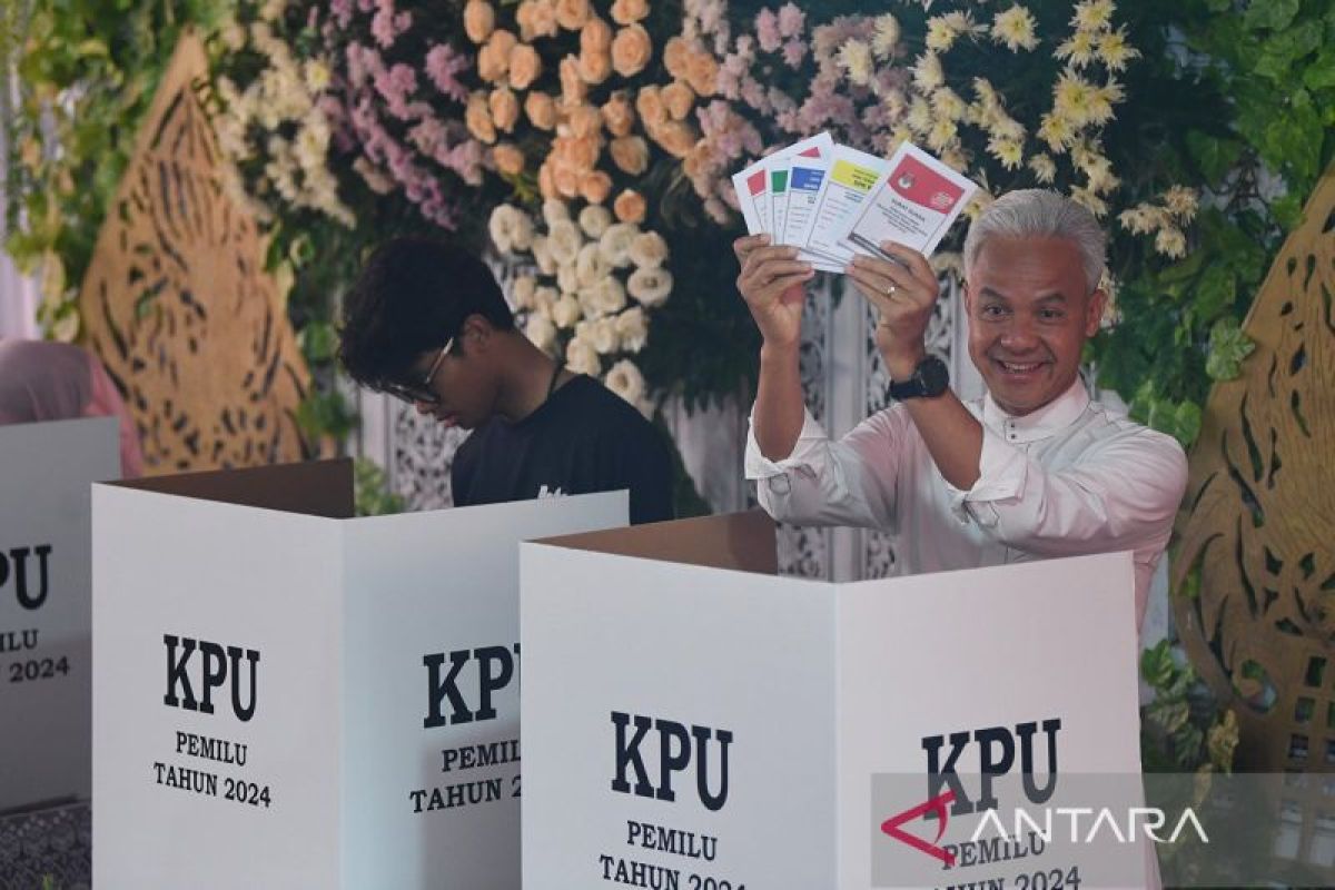 Ganjar Pranowo dan keluarga gunakan hak pilihnya di TPS 11 Semarang - ANTARA News