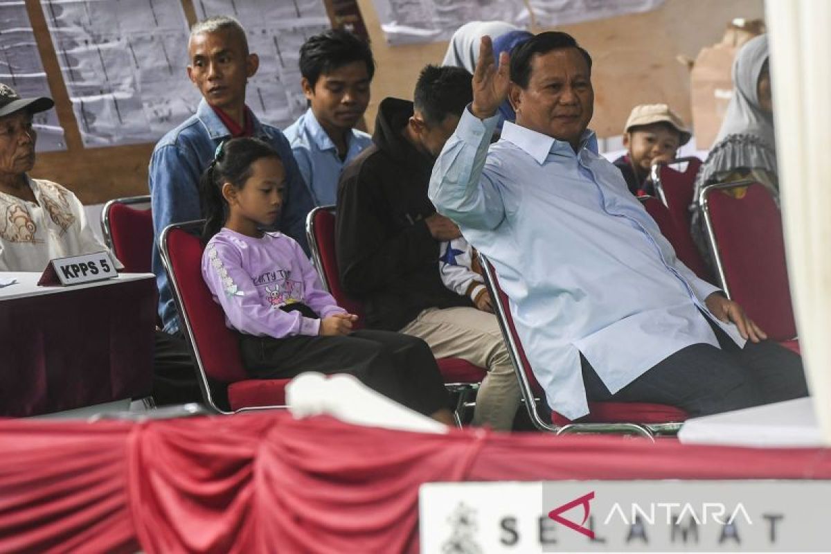 Prabowo salurkan suaranya di TPS 033 Bojong Koneng - ANTARA News
