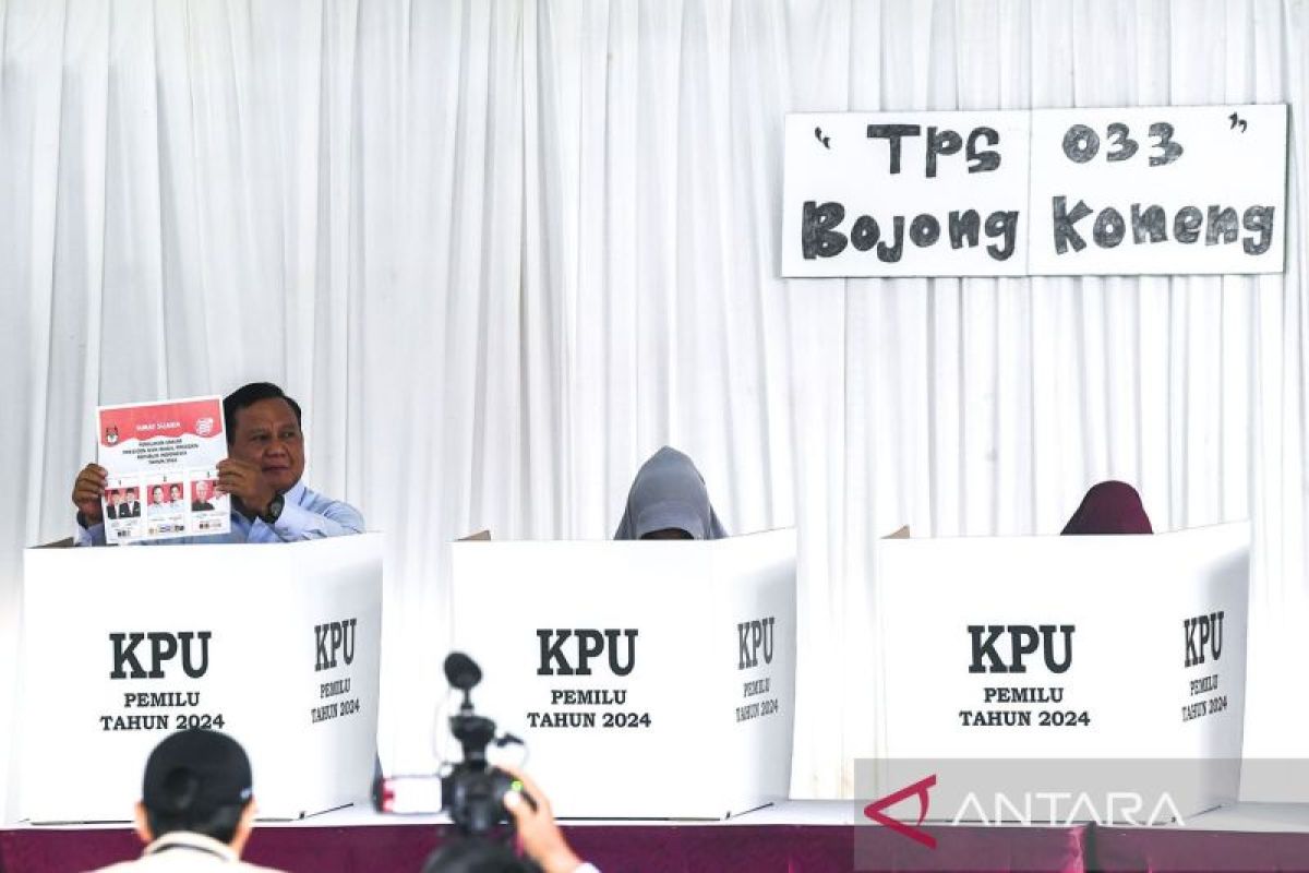 Prabowo salurkan suaranya di TPS 033 Bojong Koneng - ANTARA News