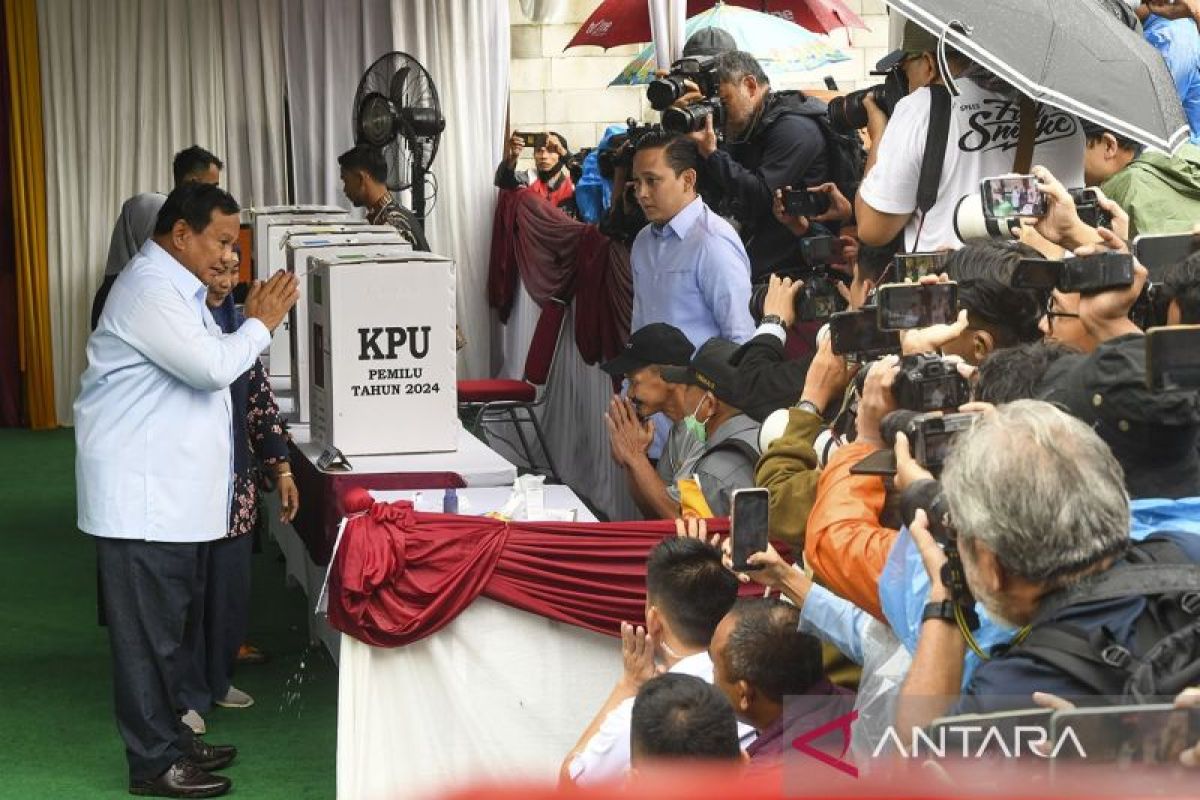 Prabowo salurkan suaranya di TPS 033 Bojong Koneng - ANTARA News