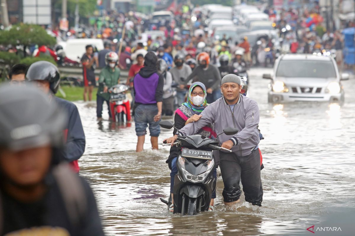 Banjir merendam jalan Ciledug Raya - ANTARA News