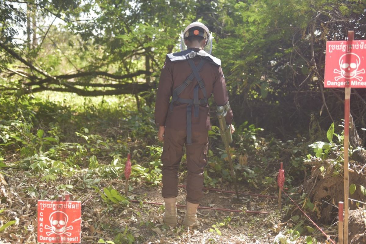 Kamboja minta dukungan global lebih besar capai target bebas ranjau ...