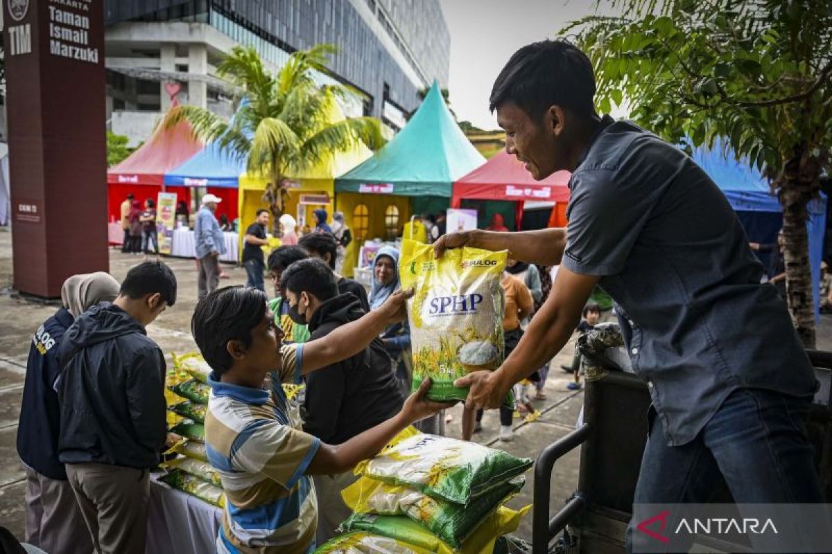 Operasi pasar murah sembako di Jakarta - ANTARA News