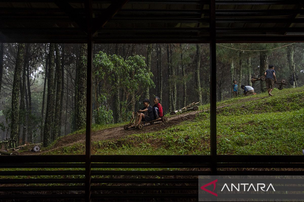Permainan tradisional Kadaplak di Bandung Barat - ANTARA News Jawa Barat