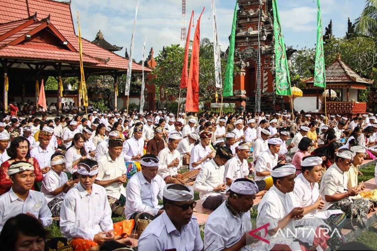 Sembahyang Hari Raya Galungan - ANTARA News