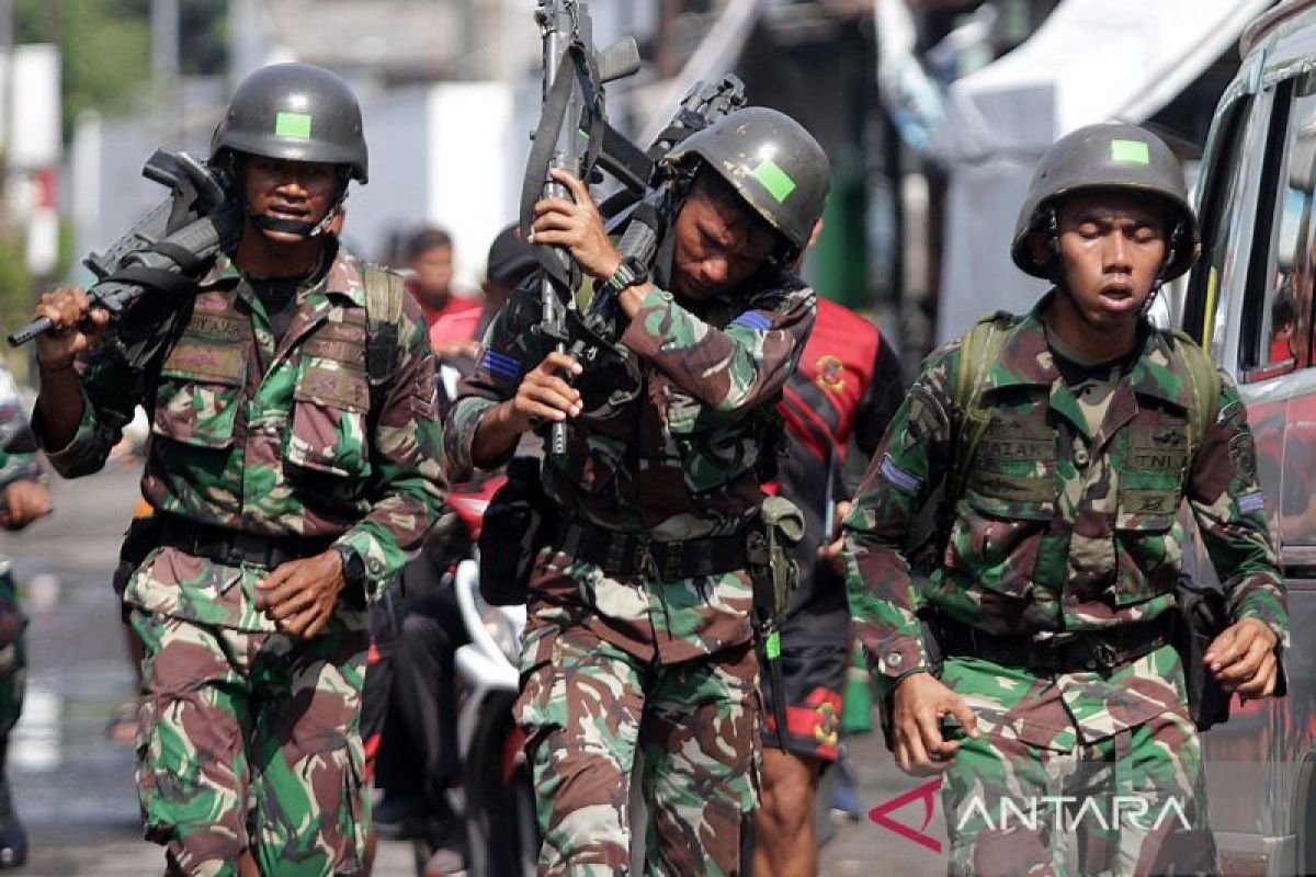 Lomba lari lintas alam prajurit Korps Marinir untuk menyongsong tugas ...