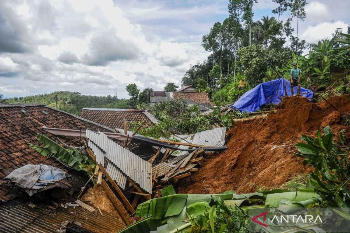 Sembilan rumah rusak akibat longsor di Lebak - ANTARA News