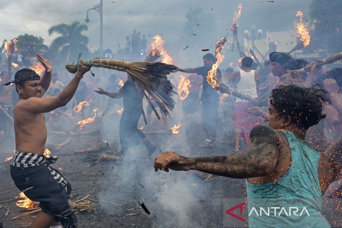 Tradisi perang api jelang Hari Raya Nyepi bersihkan diri dari unsur ...