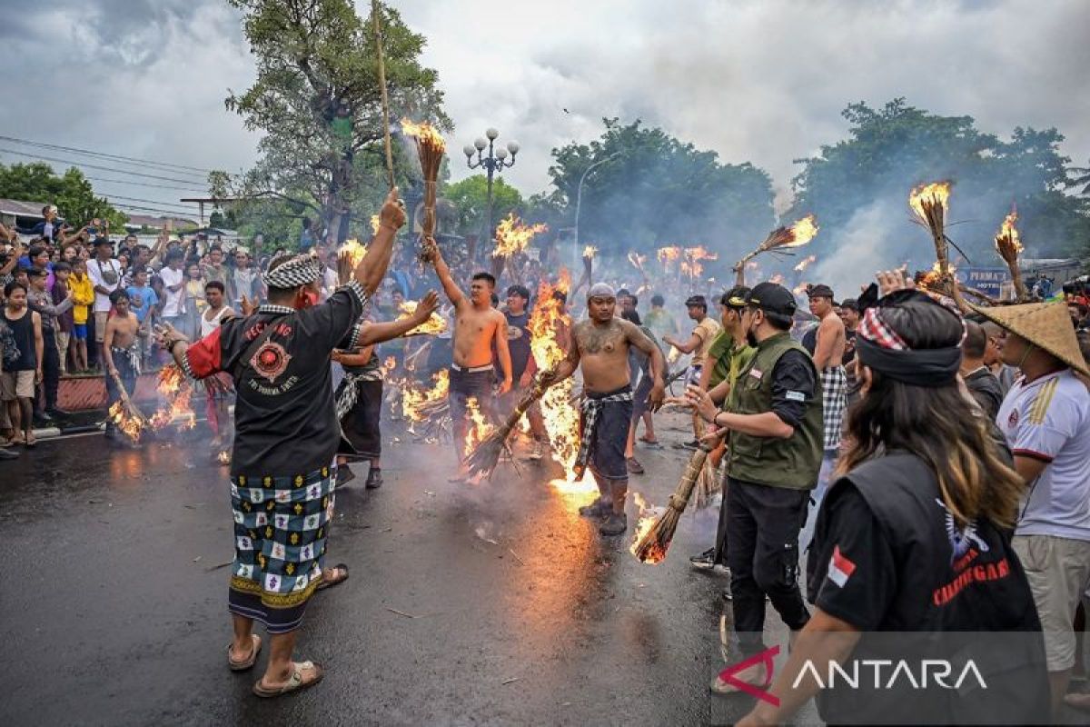 Tradisi perang api jelang Hari Raya Nyepi bersihkan diri dari unsur ...