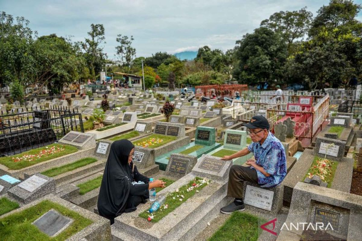 Tradisi ziarah kubur jelang Ramadhan - ANTARA News Tradisi ziarah kubur jelang Ramadhan - ANTARA News