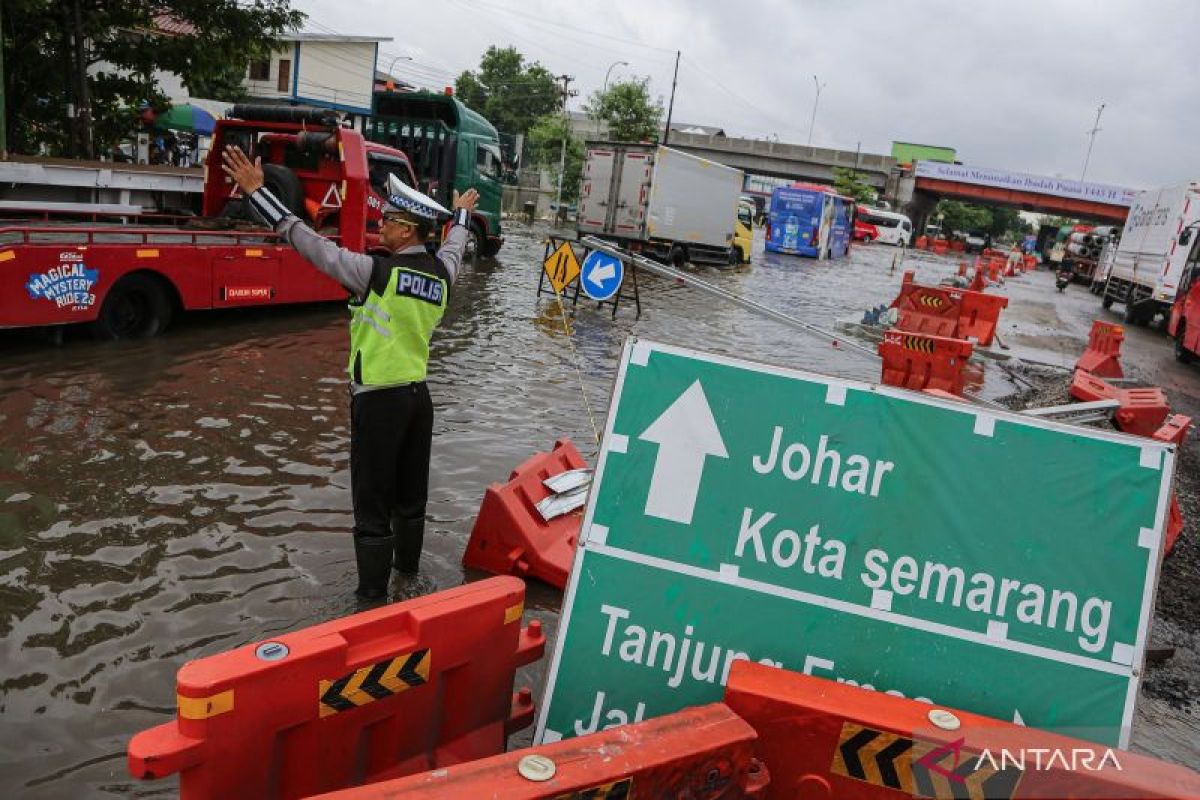 Jalur Pantura Semarang terendam banjir hingga ketinggian 1,5 meter - ANTARA News