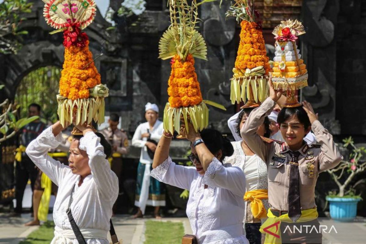 Umat Hindu di Semarang gelar tarian saat upacara Piodalan di Pura Agung ...