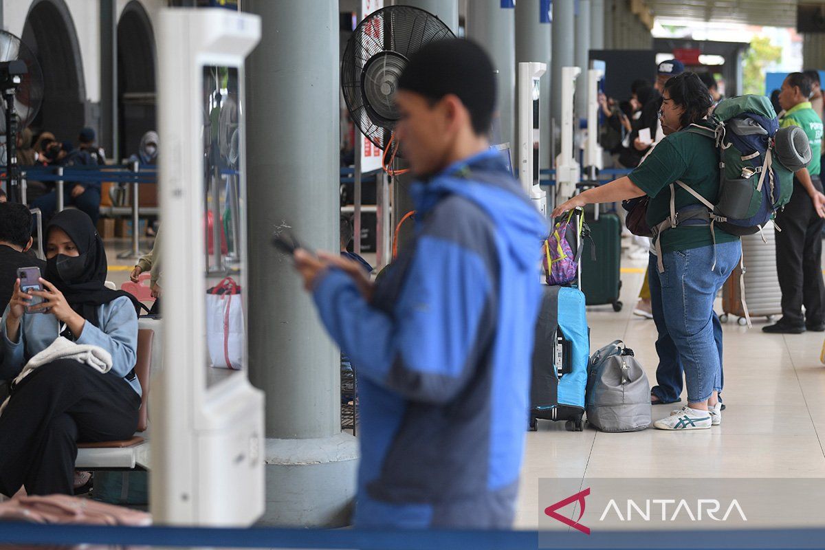 Mudik awal dari Stasiun Pasar Senen - ANTARA News