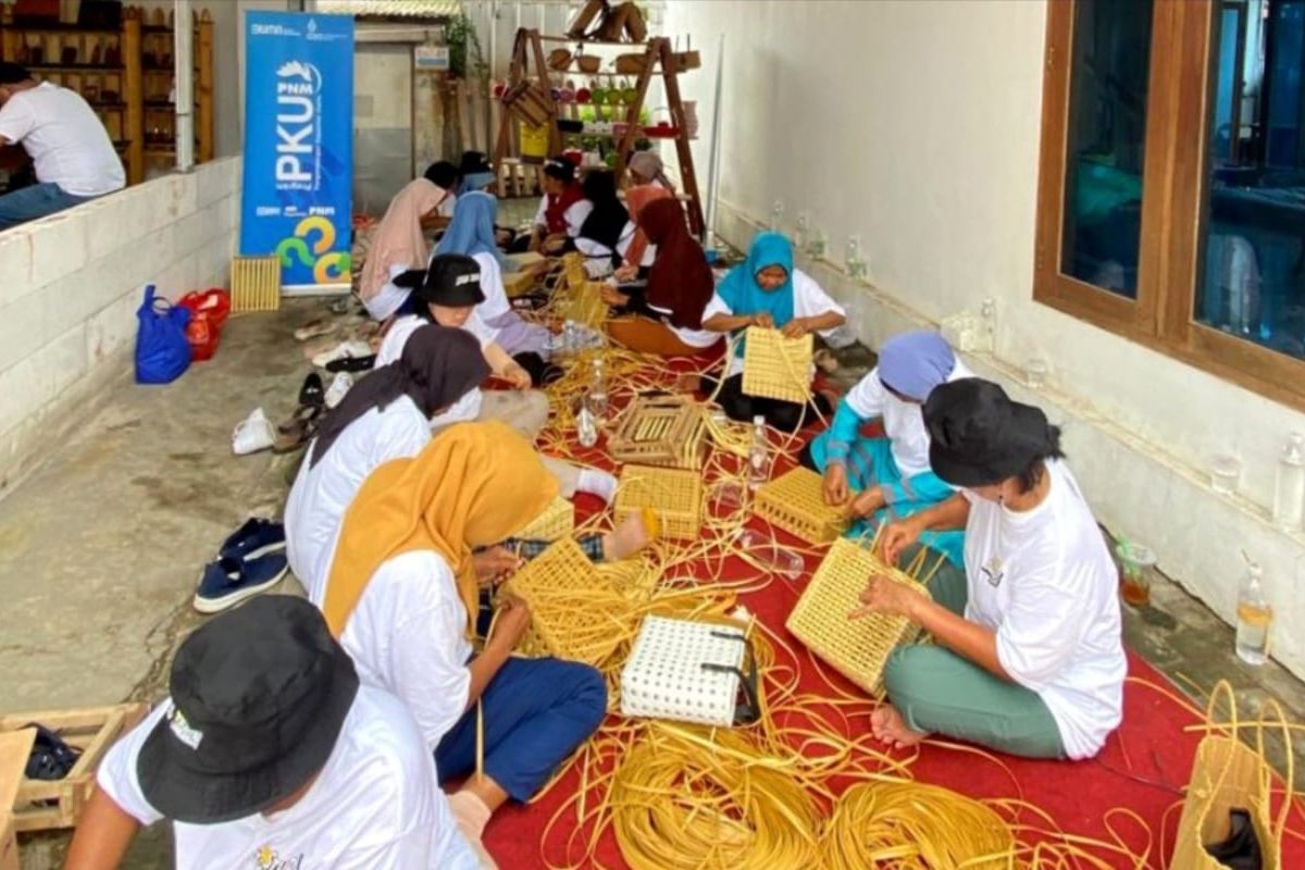 PNM beri Studi Banding Anyaman bagi ketua kelompok unggulan Mekaar ... PNM beri Studi Banding Anyaman bagi ketua kelompok unggulan Mekaar ...