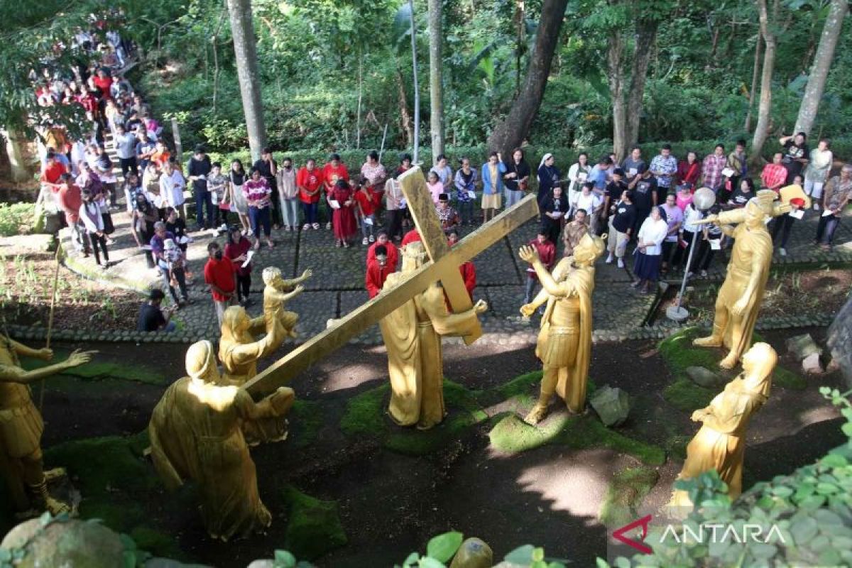 Prosesi Jalan Salib pada perayaan Tri Hari Suci Paskah - ANTARA News