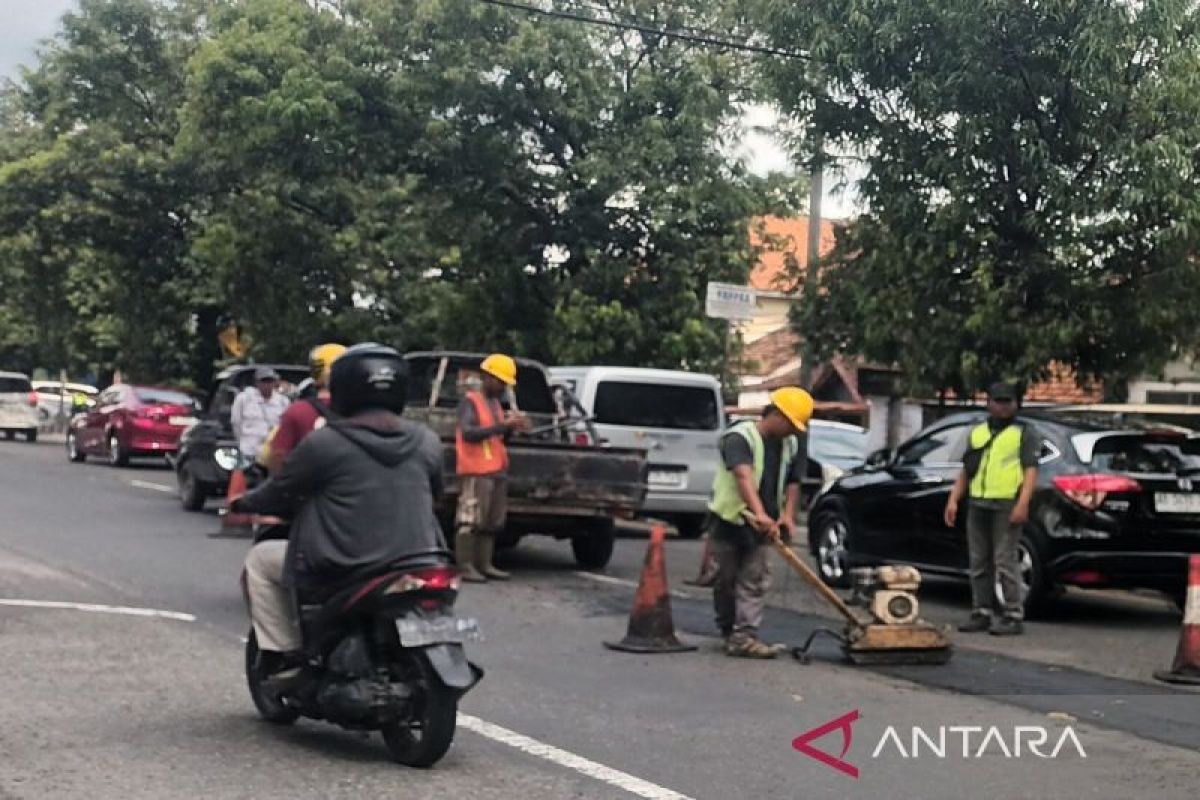 Pemkab Sleman percepat perbaikan jalan hadapi arus mudik Lebaran 2024 - ANTARA News