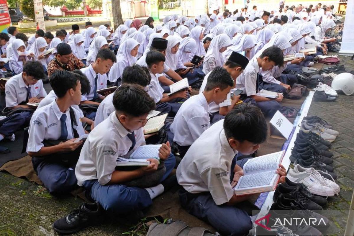 Ratusan pelajar di Temanggung ikuti Gerakan Salam Literasi Iqroul Quran - ANTARA News