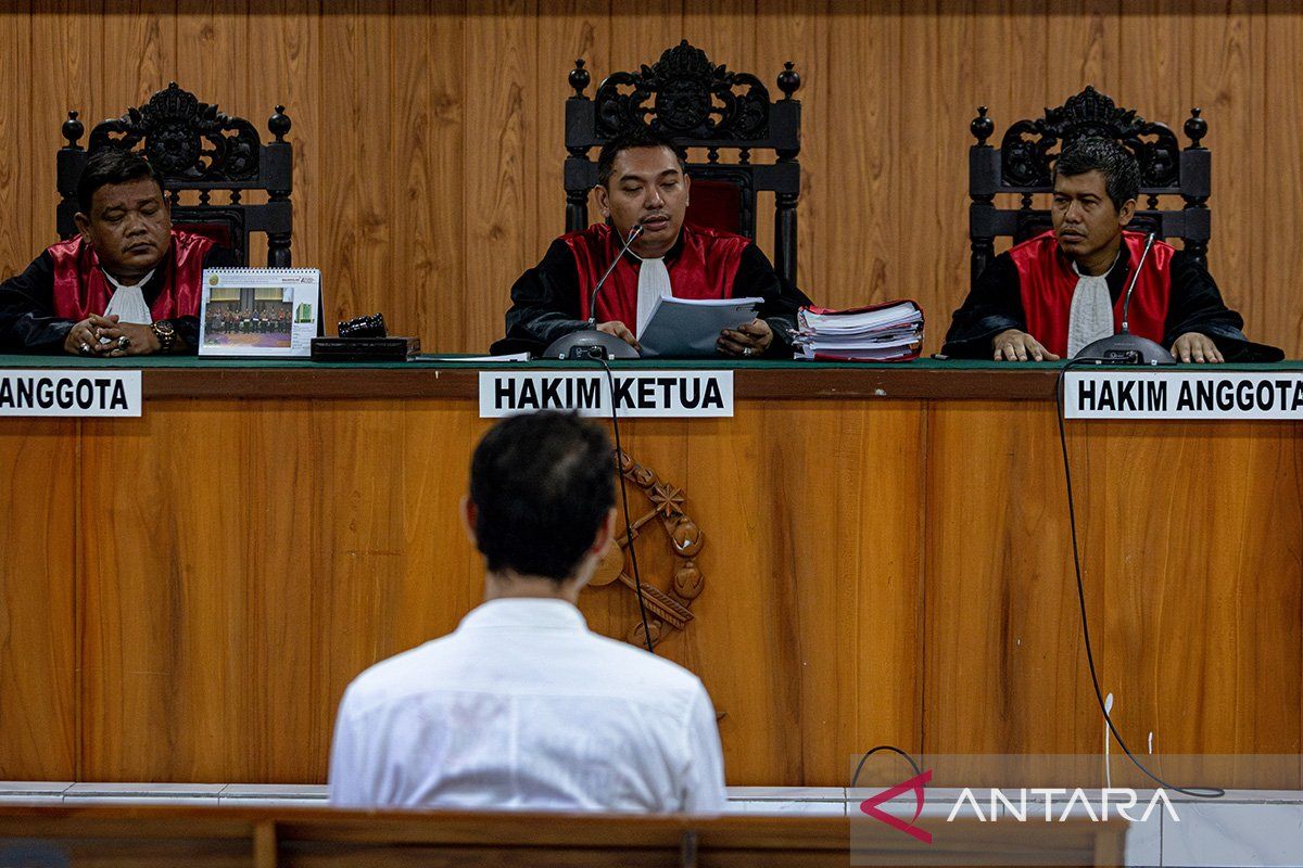 Aktivis lingkungan Karimunjawa Daniel Frits Maurits diputus 7 bulan ...