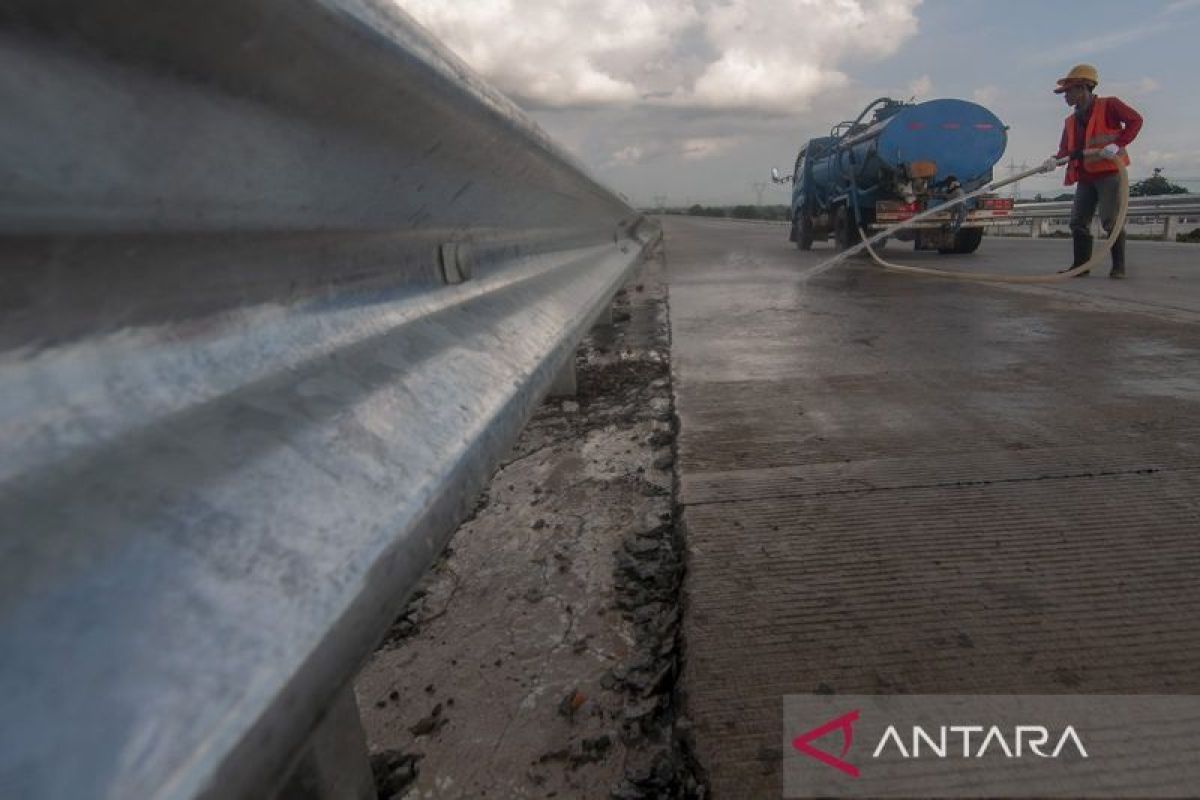Pembersihan sisa material di jalan tol fungsional Solo-Yogya - ANTARA News