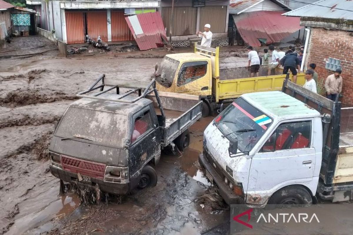 Banjir Lahar Dingin Gunung Marapi Terjang Permukiman Di Nagari Bukik