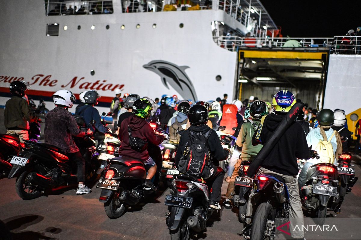 Pemudik bersepeda motor antre menyeberang ke pulau Sumatera di Pelabuhan Ciwandan - ANTARA News