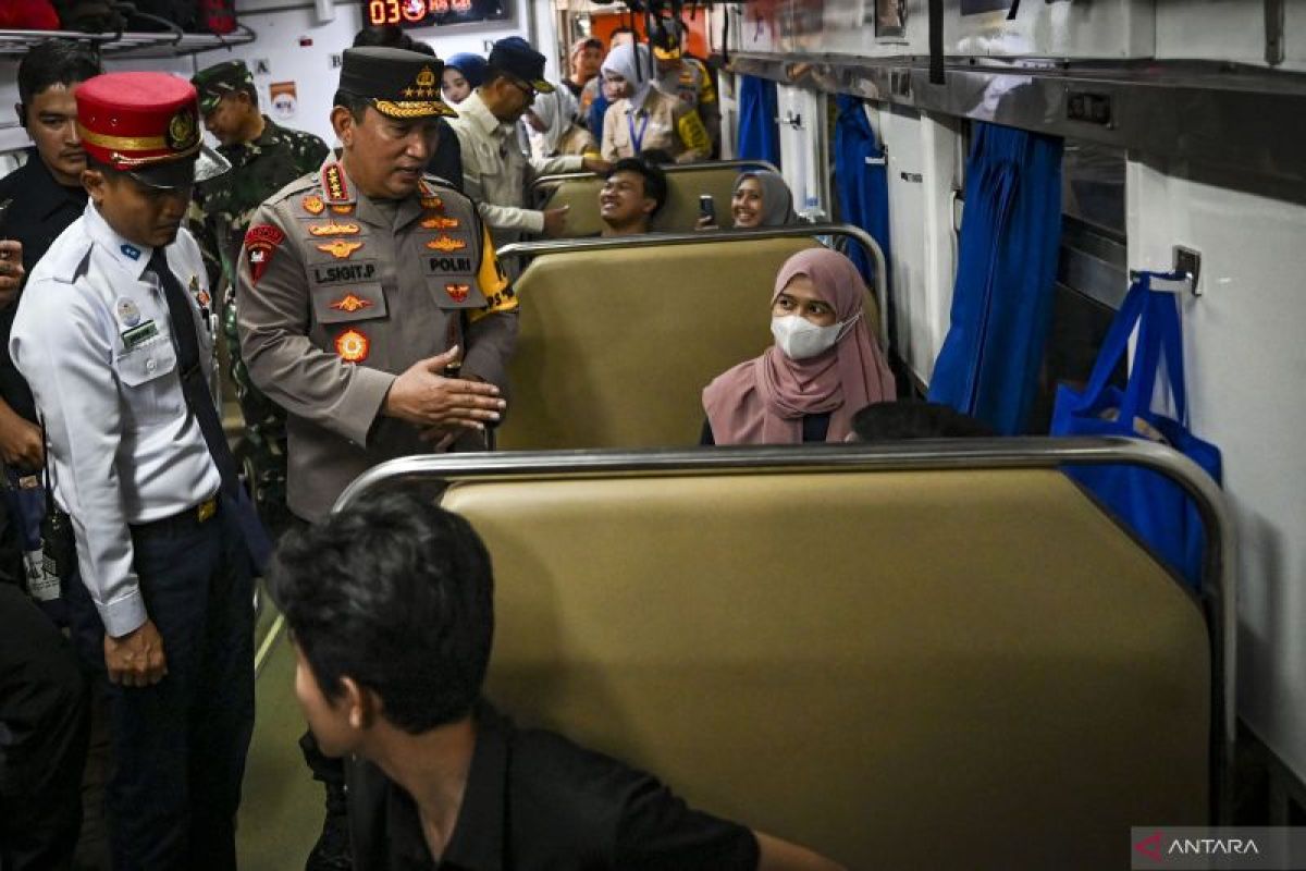 Menhub dan Kapolri tinjau arus mudik Stasiun Pasar Senen - ANTARA News