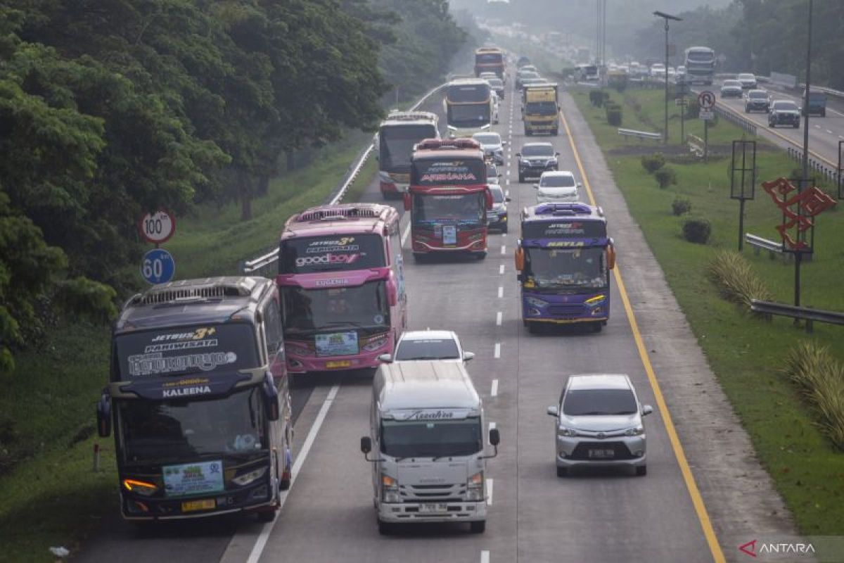 Arus mudik ramai lancar saat penerapan One Way di Tol Cipali - ANTARA News