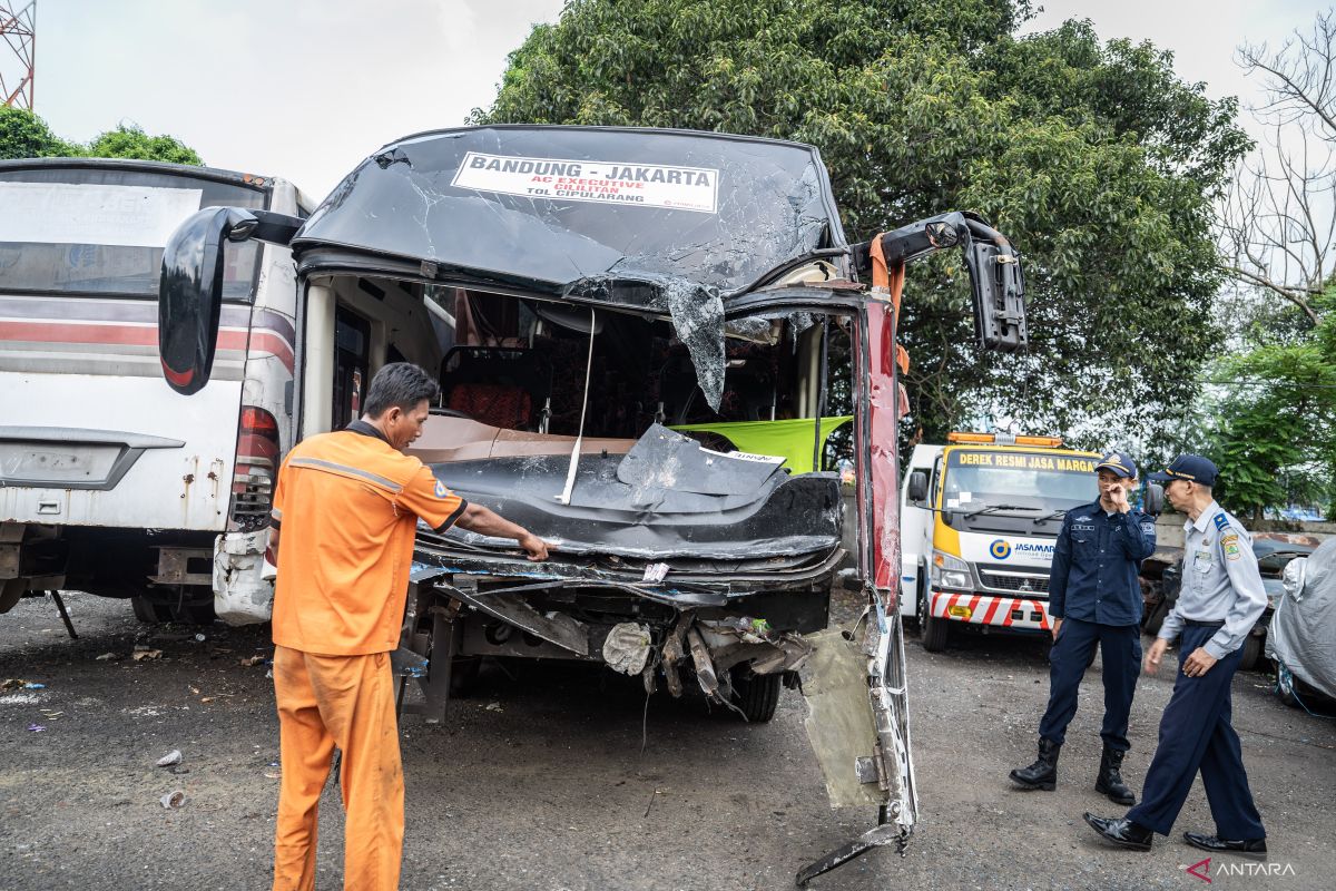 Olah TKP kecelakaan Tol Jakarta-Cikampek KM 58 - ANTARA News