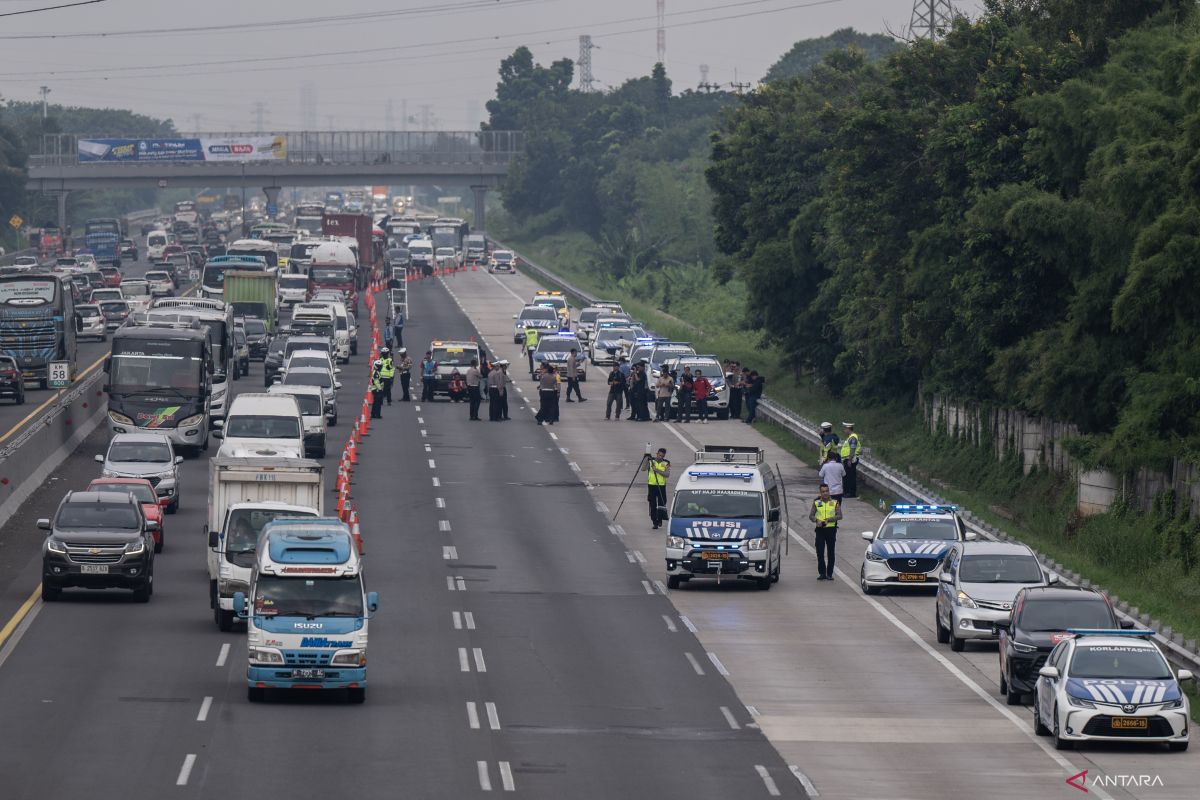 Olah TKP kecelakaan Tol Jakarta-Cikampek KM 58 - ANTARA News