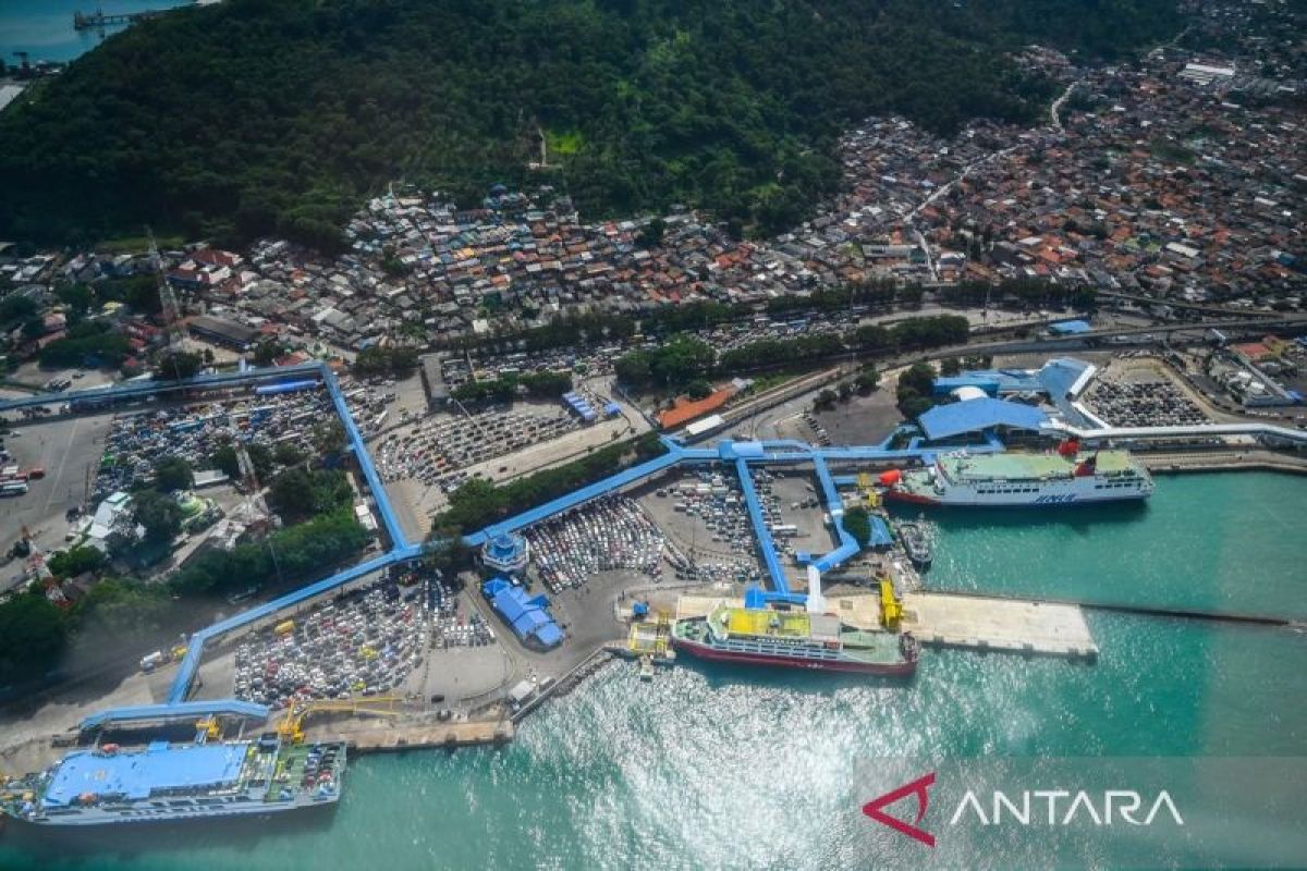 Antrean kendaraan pemudik pada H-2 Lebaran di Pelabuhan Merak - ANTARA News