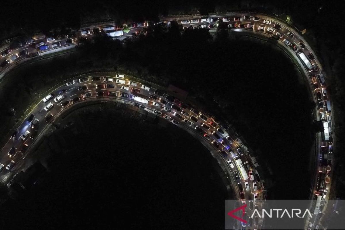 Penampakan antrean kendaraan arus balik di Lingkar Gentong Tasikmalaya - ANTARA News