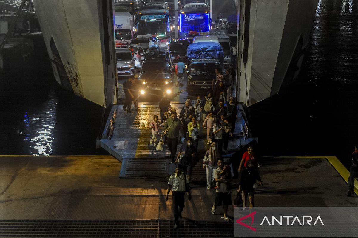 Prediksi puncak arus balik di Pelabuhan Merak - ANTARA News