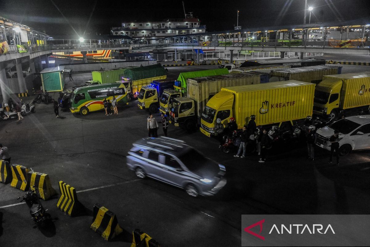 Prediksi puncak arus balik di Pelabuhan Merak - ANTARA News