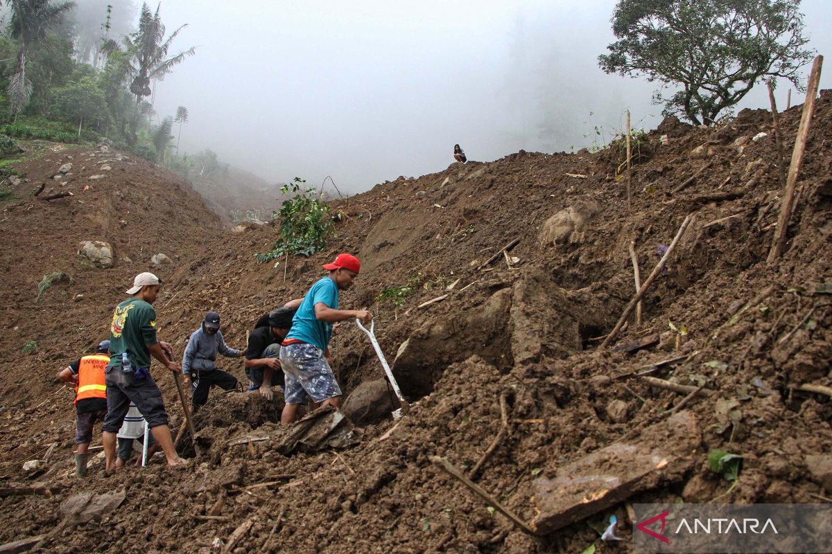 Tim SAR gabungan dan warga bahu-membahu cari korban tanah longsor di Tana Toraja - ANTARA News