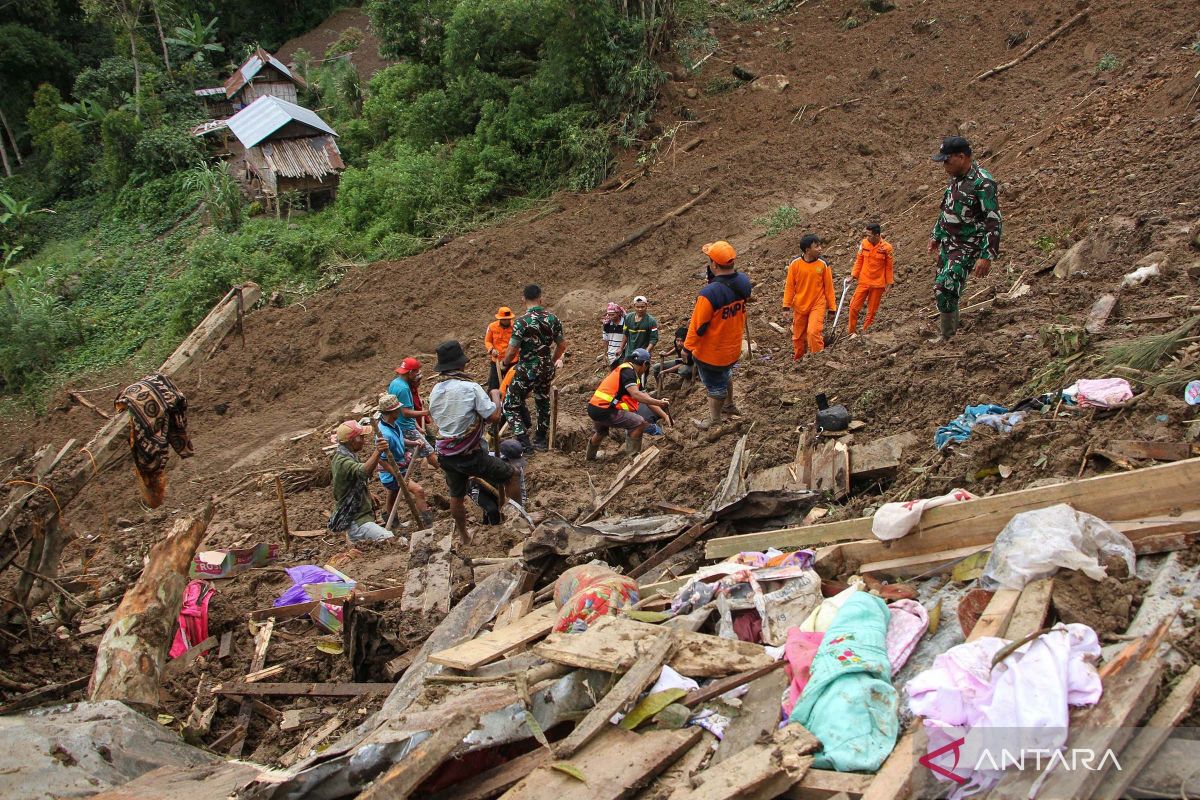 Tim SAR gabungan dan warga bahu-membahu cari korban tanah longsor di Tana Toraja - ANTARA News
