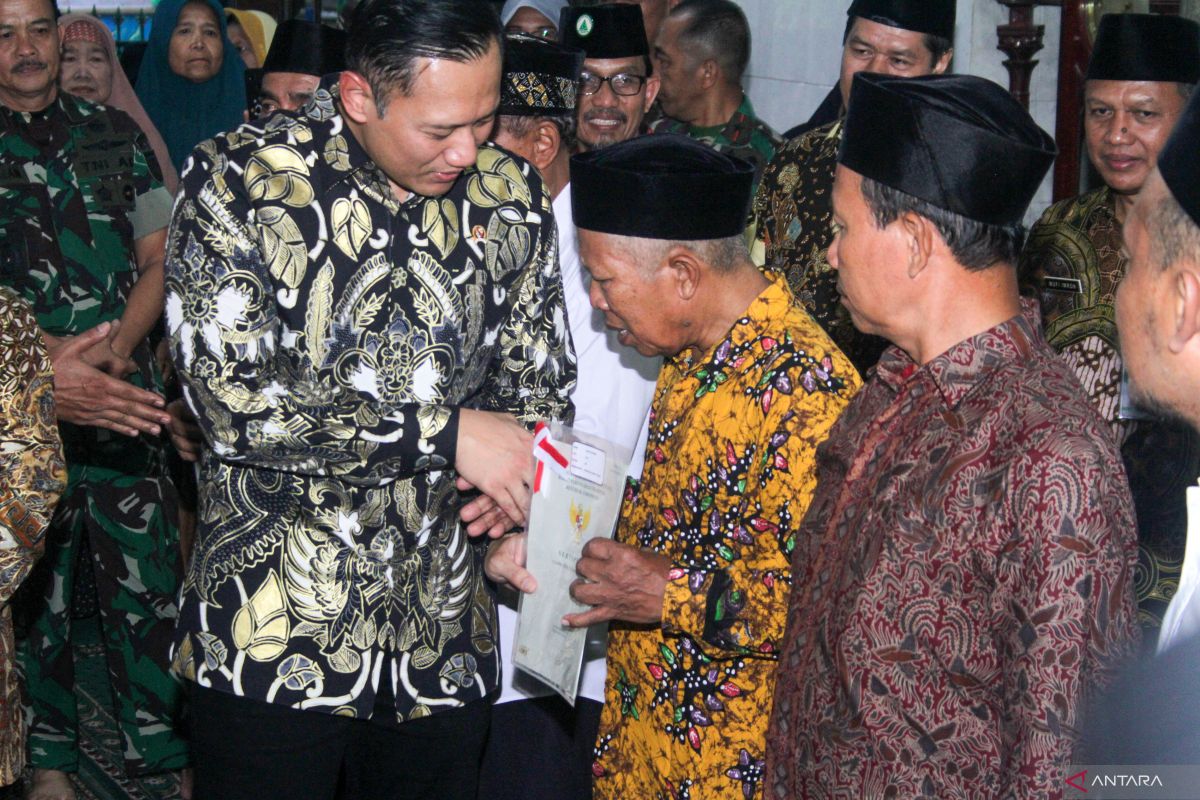 Menteri ATR bagikan sertifikat tanah wakaf - ANTARA News Jawa Timur