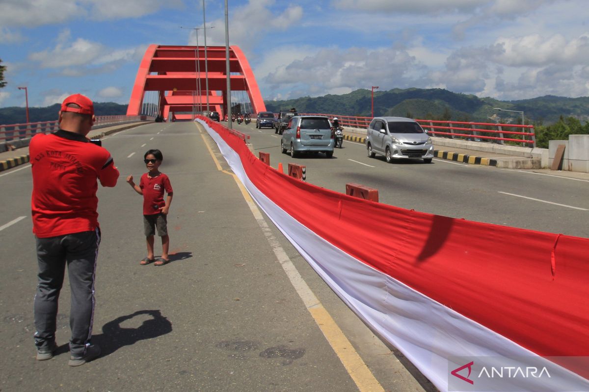 Pembentangan Bendera Merah Putih peringati Hari Integrasi Papua ke NKRI - ANTARA News